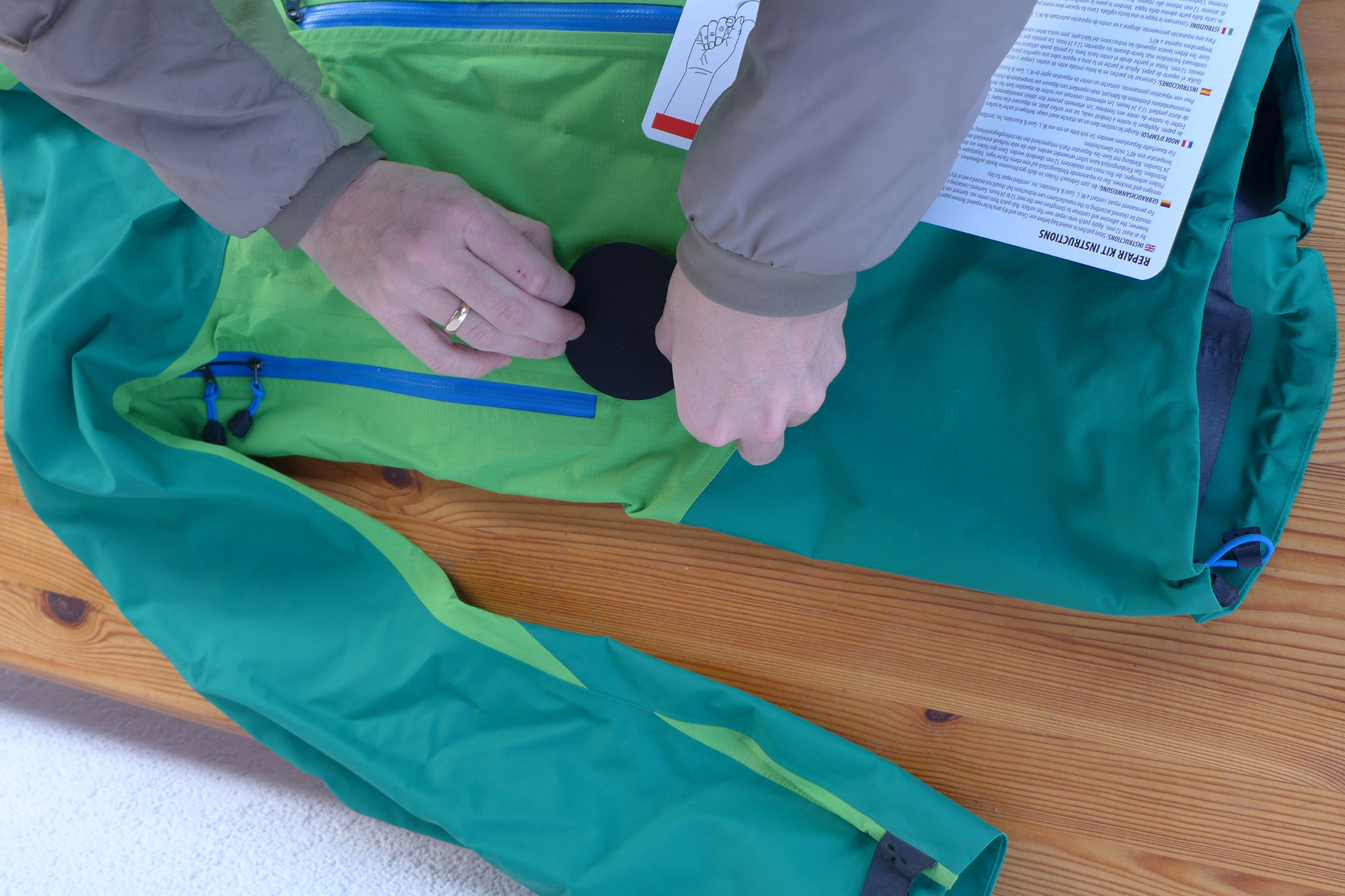 Regenjacke flicken: So einfach reparierst Du Deine Hardshell